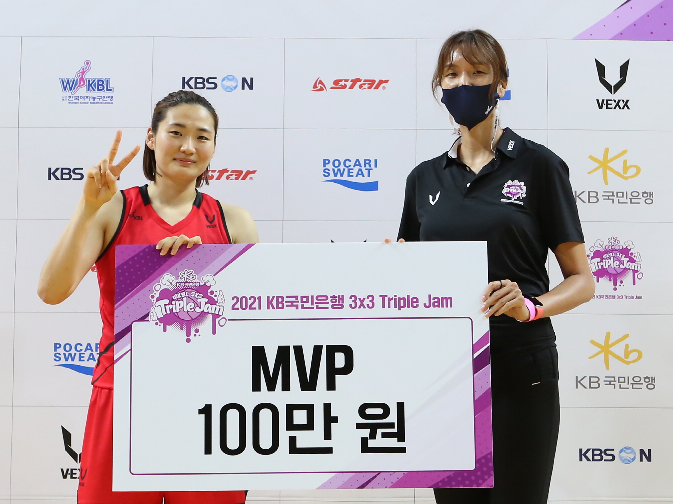 BNK, 하나원큐 꺾고 트리플 잼 첫 우승…MVP 김지은 (엑스포츠뉴스) - 나무뉴스