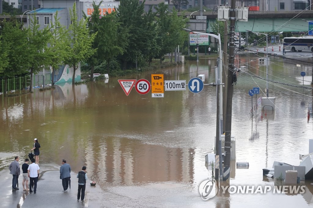 [르포] 만조에 200㎜ 폭우…목포 석현동 일대 침수로 마비 (연합뉴스) - 나무뉴스