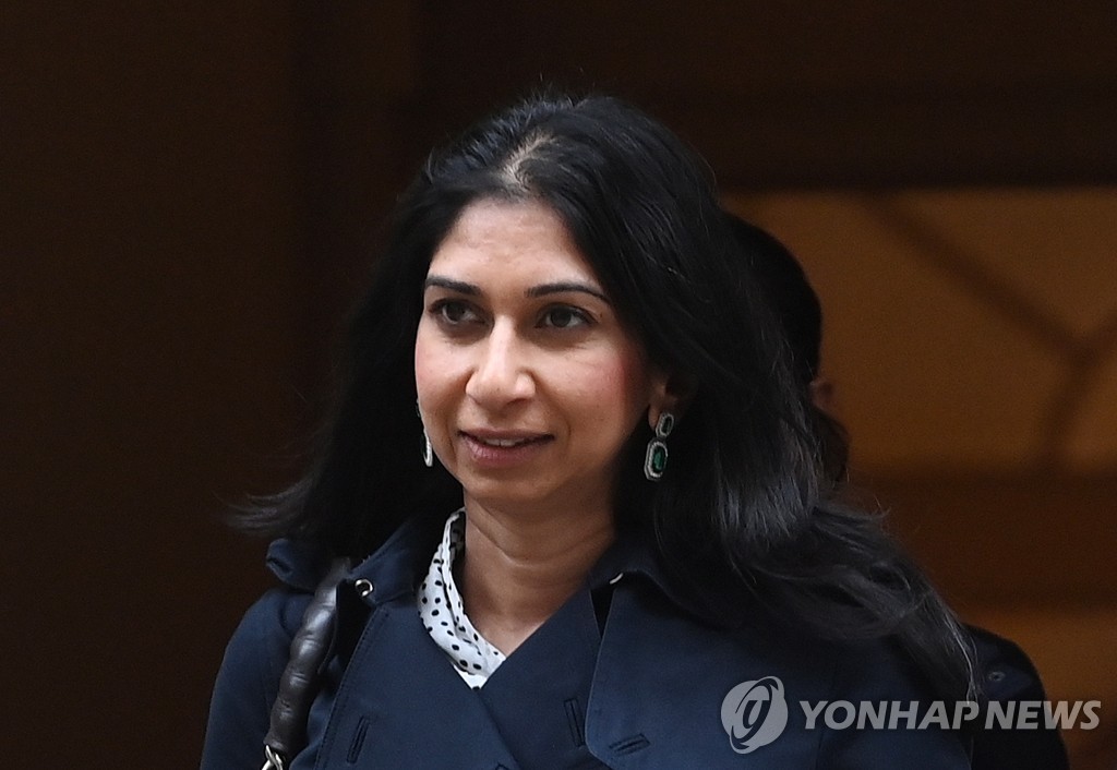 이민자 자손 英 내무장관 "트럭운전사 등 훈련해서 이민 줄여야" (연합뉴스) - 나무뉴스