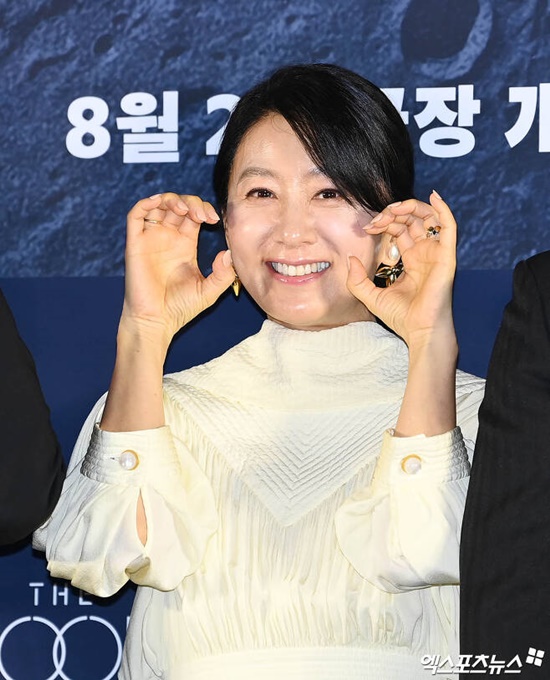 [낡은 노트북] 김희애 "나이 먹었지만…운 좋게 연기하잖아요" (엑:스피디아) (엑스포츠뉴스) - 나무뉴스