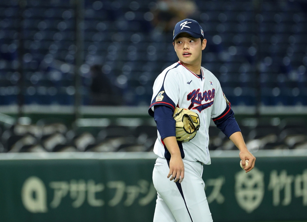 '아뿔싸' 문동주, 선취점 내줘→수비 덕에 위기 탈출…타선 2회 1-1 동점 성공 [APBC] (엑스포츠뉴스) - 나무뉴스