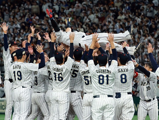 한국 꺾고 환호한 일본 "국제대회 21연승 쾌거, 우승으로 시작해 우승으로 마무리" [APBC] (엑스포츠뉴스) - 나무뉴스