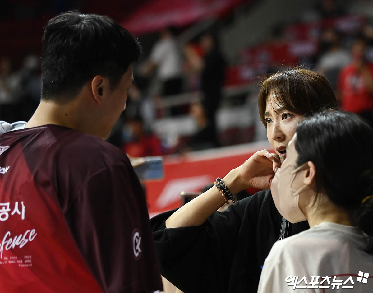 나무뉴스 - 이야기 나누는 양희종과 한송이 'KGC 한가족'[포토] (엑스포츠뉴스)