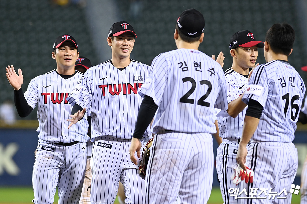 '장단 15안타' 선두 LG, SSG 10-4 완파…염경엽 감독 "선수들 집중력 칭찬" (엑스포츠뉴스) - 나무뉴스