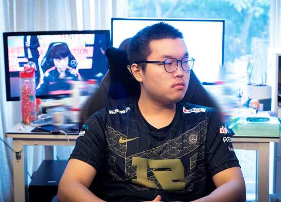 '못말리는 빈의 그웬' RNG, T1 한타로 제압… '1세트 승리' [MSI 2022] (엑스포츠뉴스) - 나무뉴스