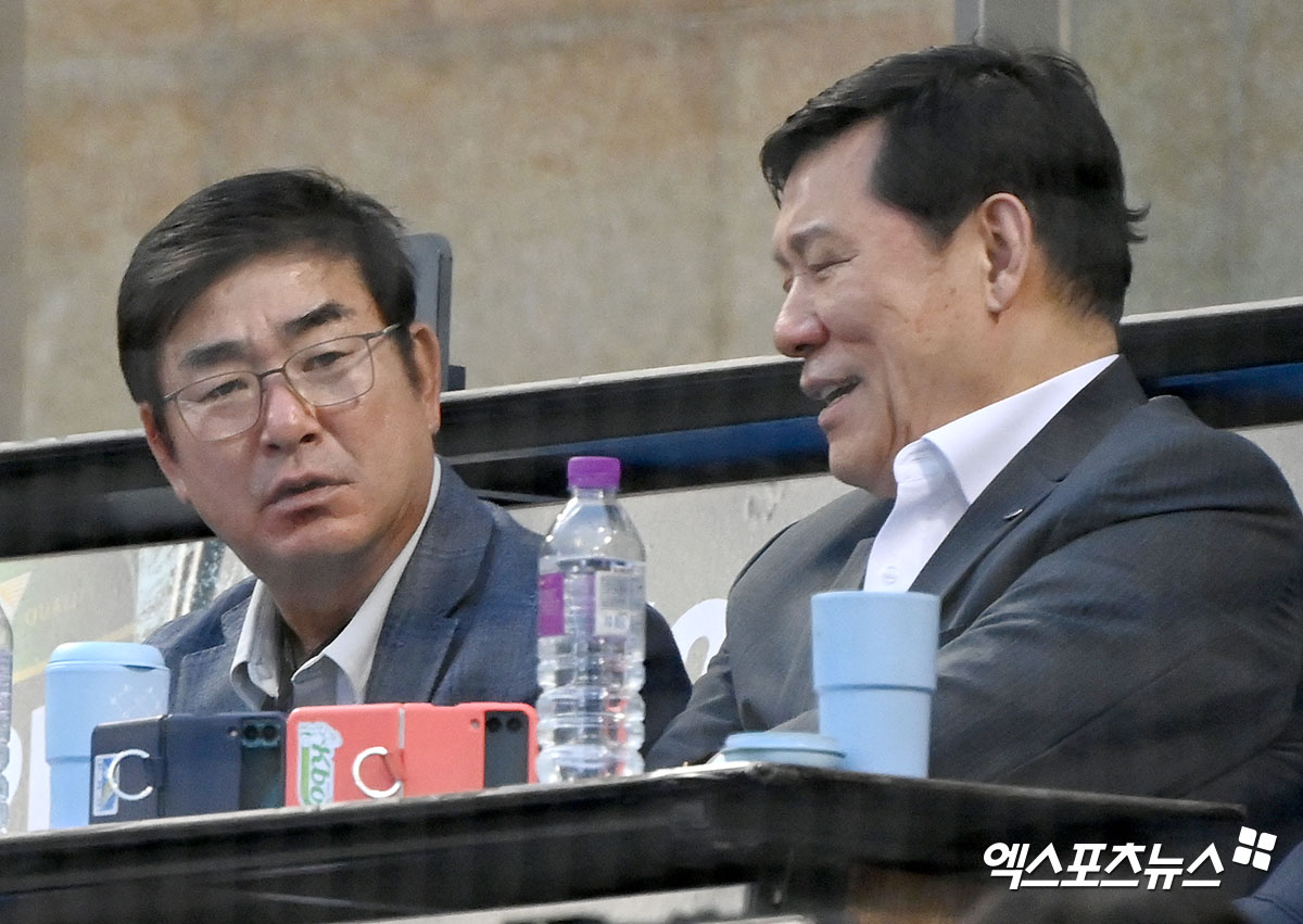 잠실구장 찾은 류중일 AG 감독과 허구연 KBO 총재[포토] (엑스포츠뉴스) - 나무뉴스