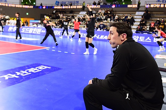 '이기는 법 잊은' 페퍼저축은행, 21연패 불명예 신기록…IBK 연승 휘파람 - 나무뉴스