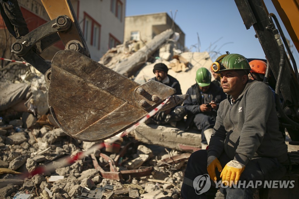 [튀르키예 강진] 스페인 구조팀 "잔해속에 사람들 있는데 건물 철거돼" (연합뉴스) - 나무뉴스