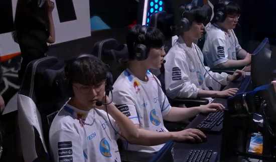 [롤드컵] '데프트! 데프트!' DRX, MSI 우승팀 RNG 격파…'이게 LCK' (엑스포츠뉴스) - 나무뉴스