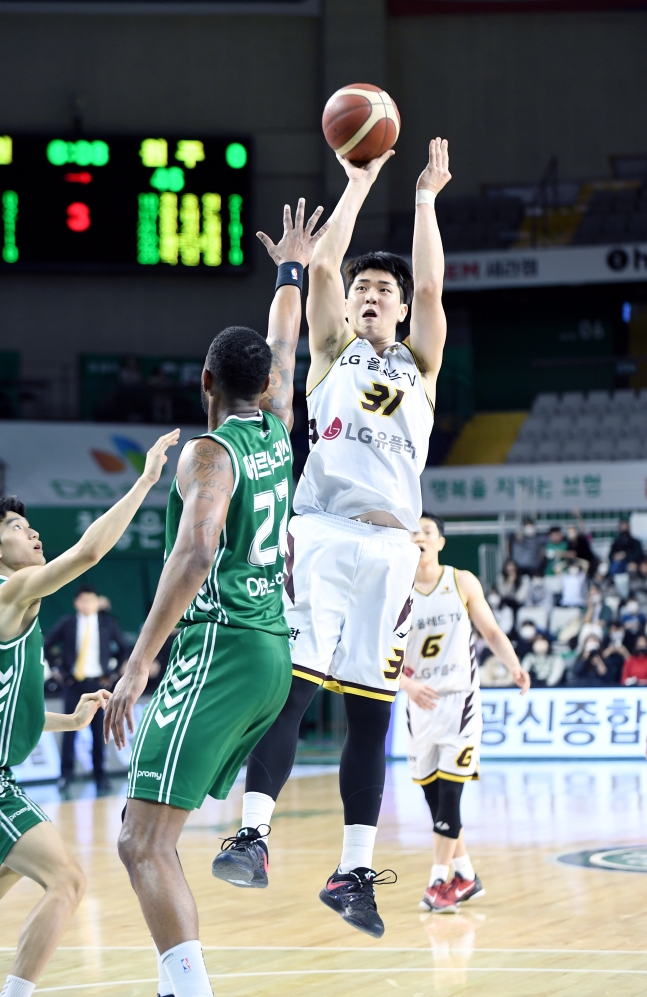 '4Q 막판 짜릿한 뒤집기' LG, '김주성 대행' DB 연승 막았다 - 나무뉴스