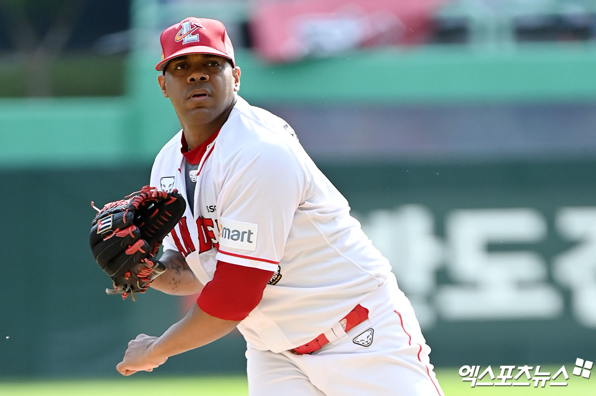 '아! 홈런 한 방' SSG 엘리아스, 8이닝 잘 던졌지만 뼈아픈 '2실점' [준PO1] - 나무뉴스