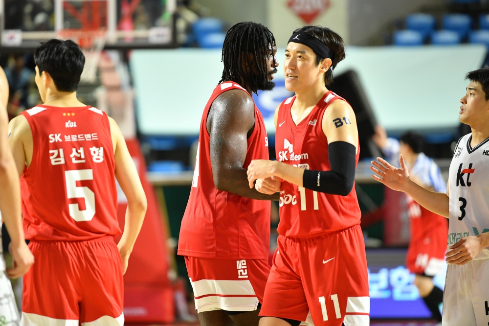 '첫 부산 홈경기' KCC, 8780명 구름 관중 앞 삼성 106-100 격파 (종합) - 나무뉴스