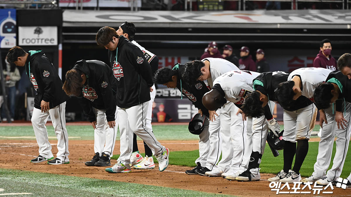 '패장' 이강철 감독 "3회 만루가 키포인트, 흐름이 끊겼다" [준PO3] (엑스포츠뉴스) - 나무뉴스