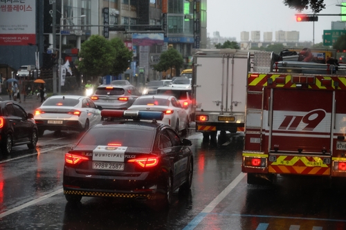 [현장] 1초라도 빨리…차량 적은 차선 골라 달린 긴급차량(종합) (연합뉴스) - 나무뉴스