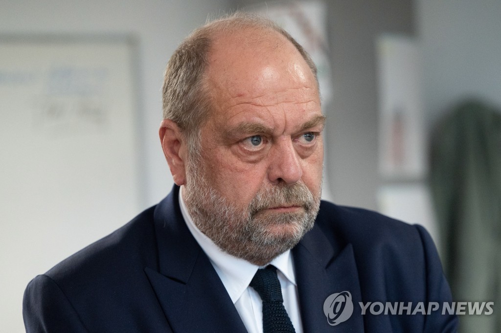 프랑스 법무장관, 미운털 겨냥한 수사 지시했다 법정행 - 나무뉴스
