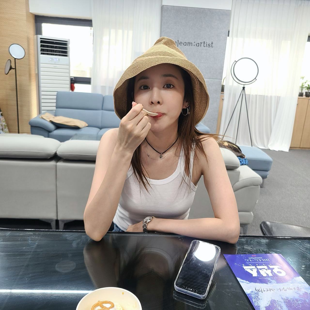 '37kg' 산다라박, 파리에서도 닭가슴살+현미밥 식단 - 나무뉴스