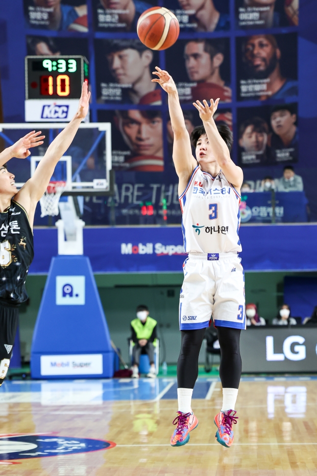 '우동현 4Q 대폭발' 한국가스공사, 선두 KGC 잡고 '홈 5연승' 질주 - 나무뉴스