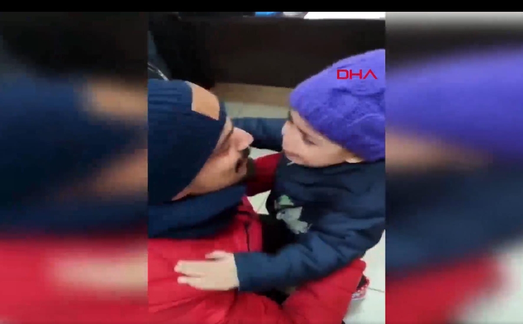 [튀르키예 강진] 아빠와 4살 딸 눈물 재회 "딸이 날 살렸다" (연합뉴스) - 나무뉴스