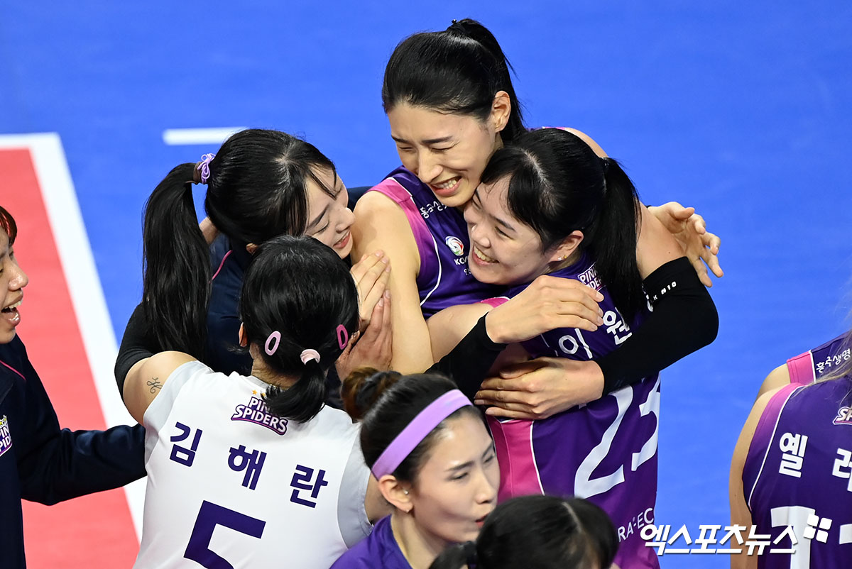 옐레나+김연경 쌍포 터졌다…흥국생명, IBK기업은행에 3-2 진땀승 (엑스포츠뉴스) - 나무뉴스