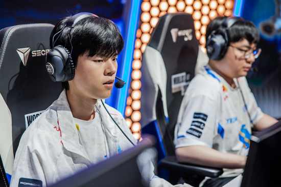 [롤드컵] '롤도사의 하딩' DRX, 매콤한 밴픽으로 로그 격파…'1위 노린다!' (엑스포츠뉴스) - 나무뉴스