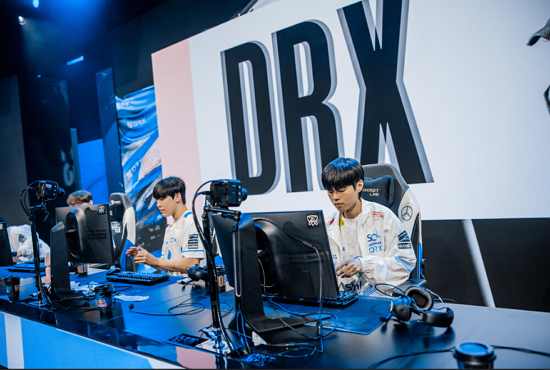 [롤드컵] '패패승승승은 국룰' DRX, EDG 꺾고 4강 진출…'젠지 나와' - 나무뉴스