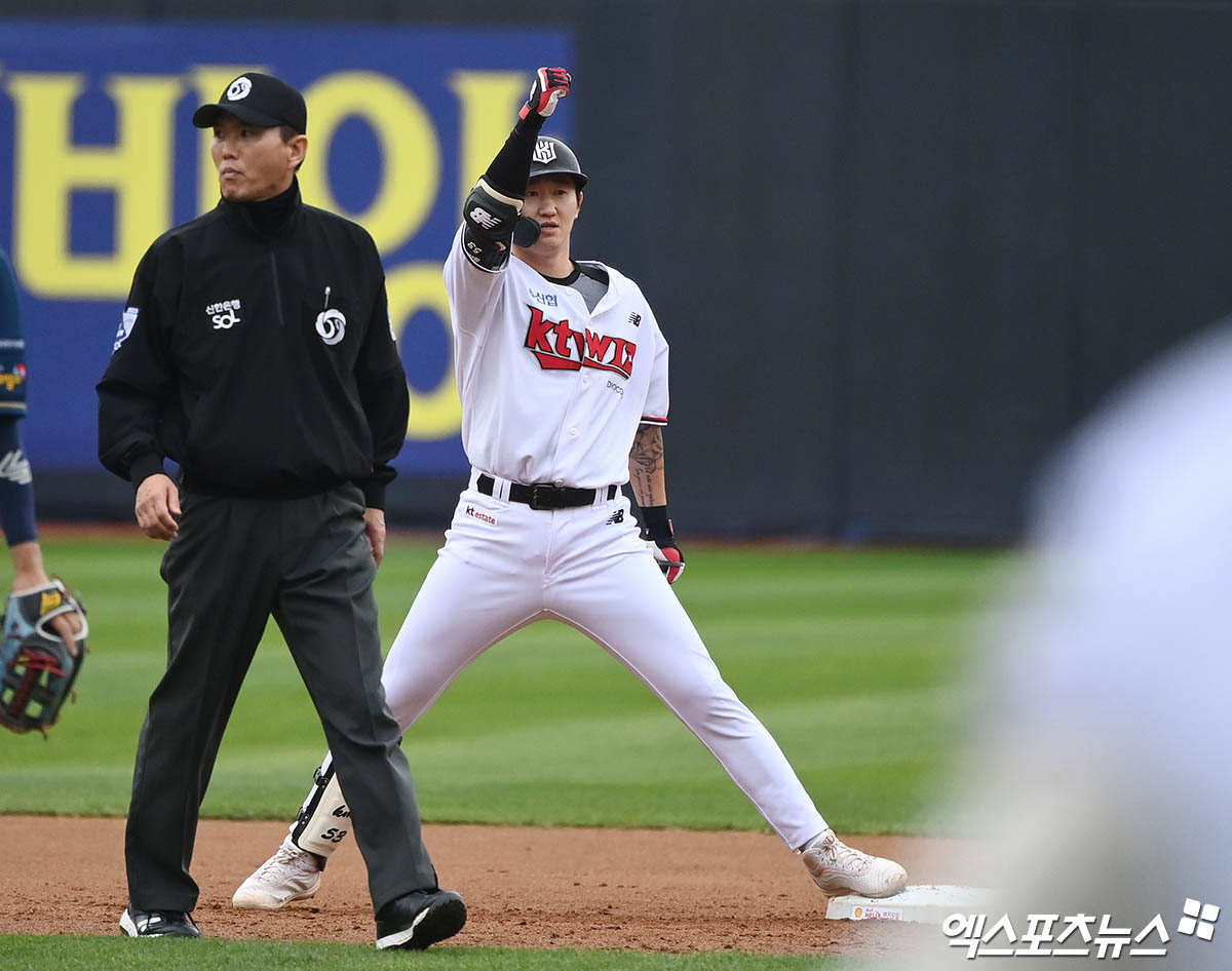 마법의 '리버스 스윕'…KT, LG 기다리는 잠실 간다→최종전 3-2 역전승+V2도전 스타트 [PO5 현장리뷰] (엑스포츠뉴스) - 나무뉴스