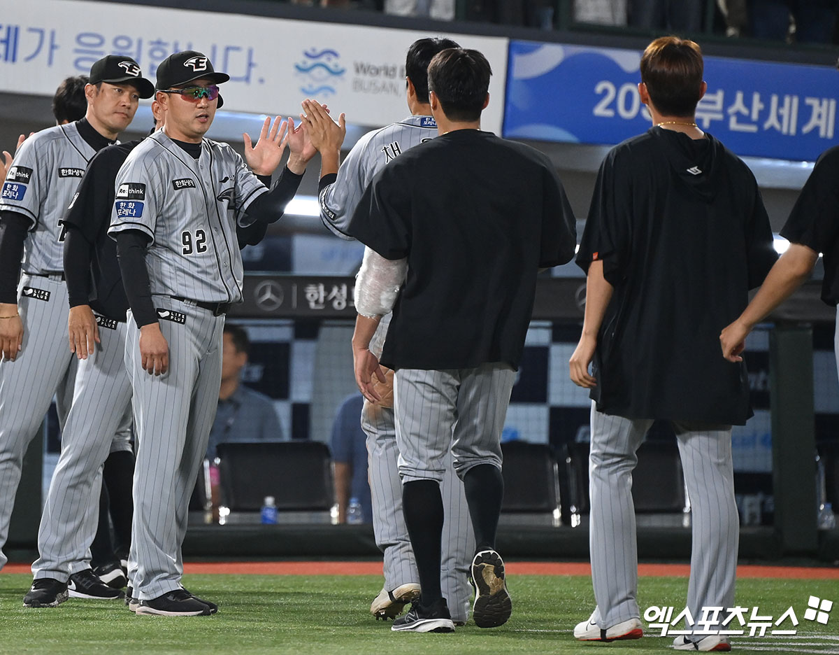 '연장승' 최원호 감독 "박상원 실점 없이 2이닝, 흐름 넘겨주지 않아 큰 힘" (엑스포츠뉴스) - 나무뉴스