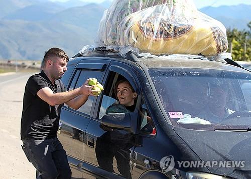 "돌아온 형제자매 돕자"…아르메니아인 대탈출에 동포 지원 물결 (연합뉴스) - 나무뉴스