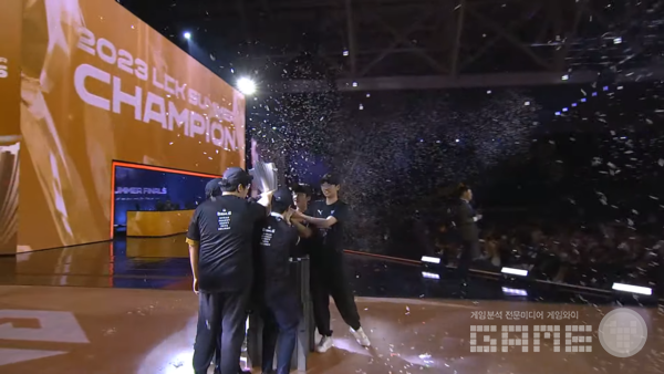 파이널 MVP는 쵸비…젠지, T1을 3대 0으로 꺾으며 LCK 3회 연속 우승 차지 (게임와이) - 나무뉴스