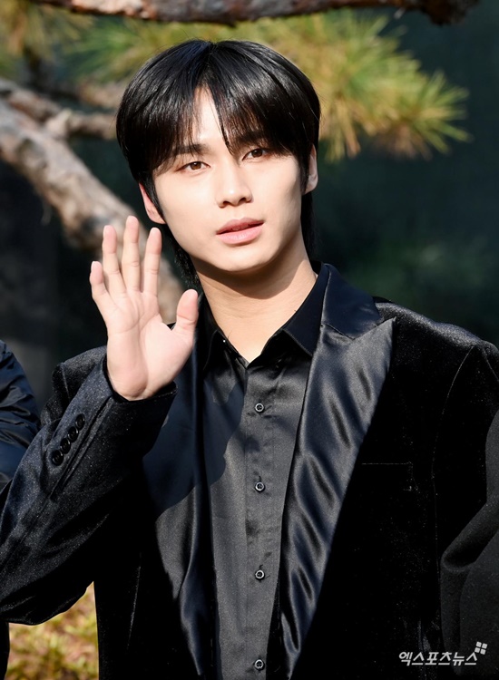 DKZ 경윤, 탈교+손편지 사과했는데…"母, 팬에 JMS 전도" [엑's 이슈] (엑스포츠뉴스) - 나무뉴스