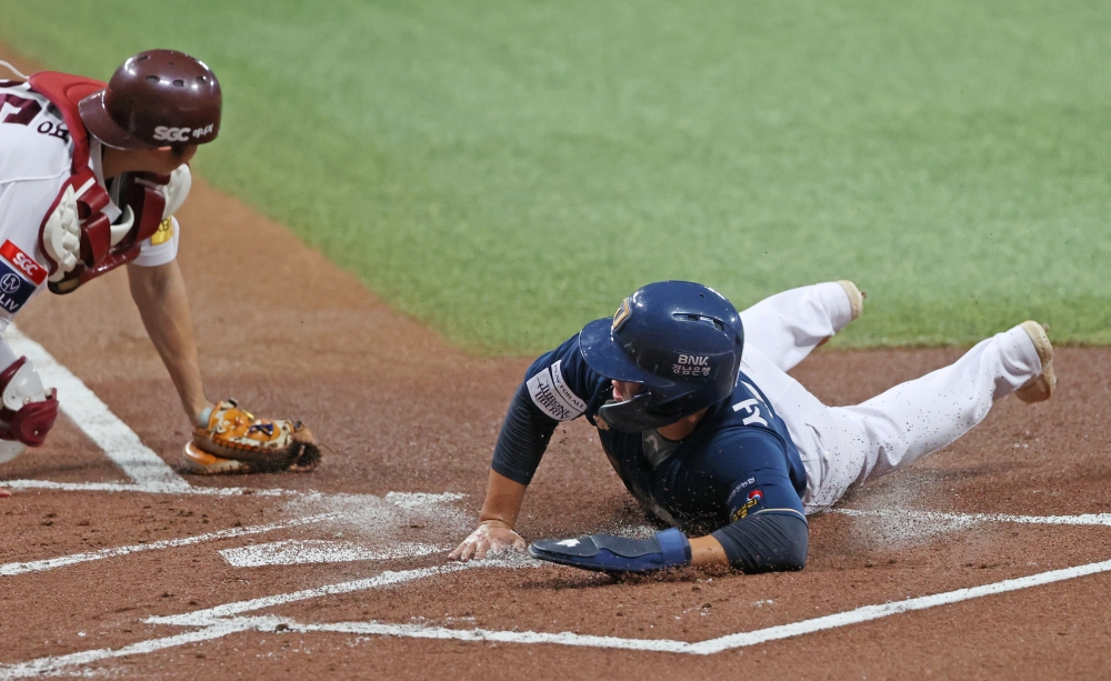 안우진 시즌 6승…키움, '박건우 제외' NC 8-4 꺾고 시리즈 기선제압 [고척:스코어] (엑스포츠뉴스) - 나무뉴스