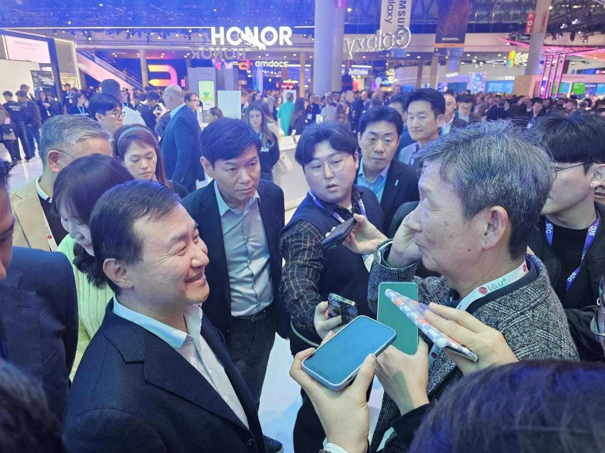 [MWC] 삼성전자 부스 찾은 통신3사 CEO들…"AI 서비스 협업하자" - 나무뉴스