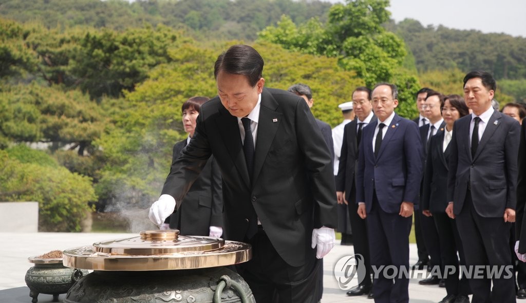 尹 취임1주년 맞아 현충원 참배…자유·혁신의 나라 만들겠다 나무뉴스