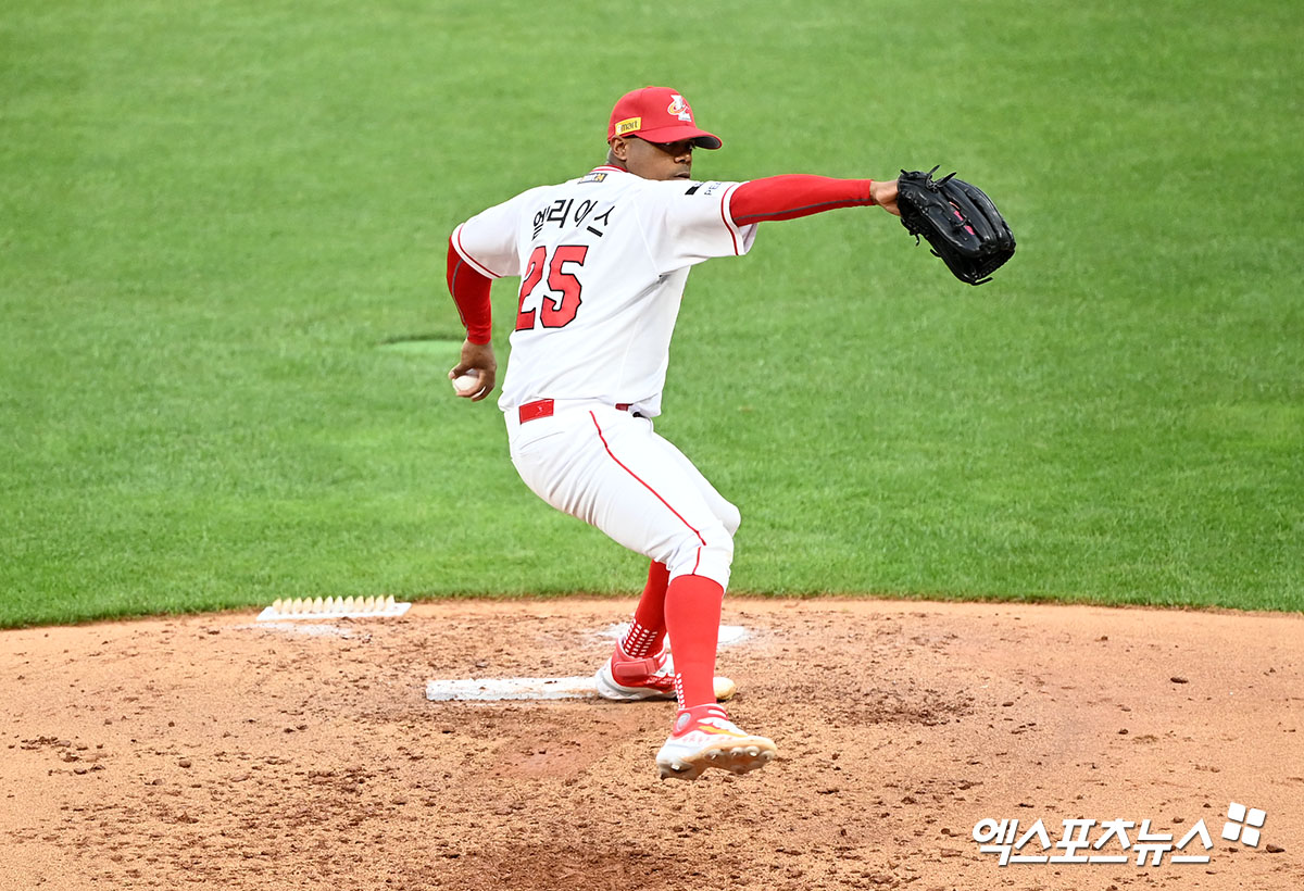 묵묵히 마운드 지켰다…팀 패배 속 돋보인 엘리아스의 '7이닝 역투' (엑스포츠뉴스) - 나무뉴스