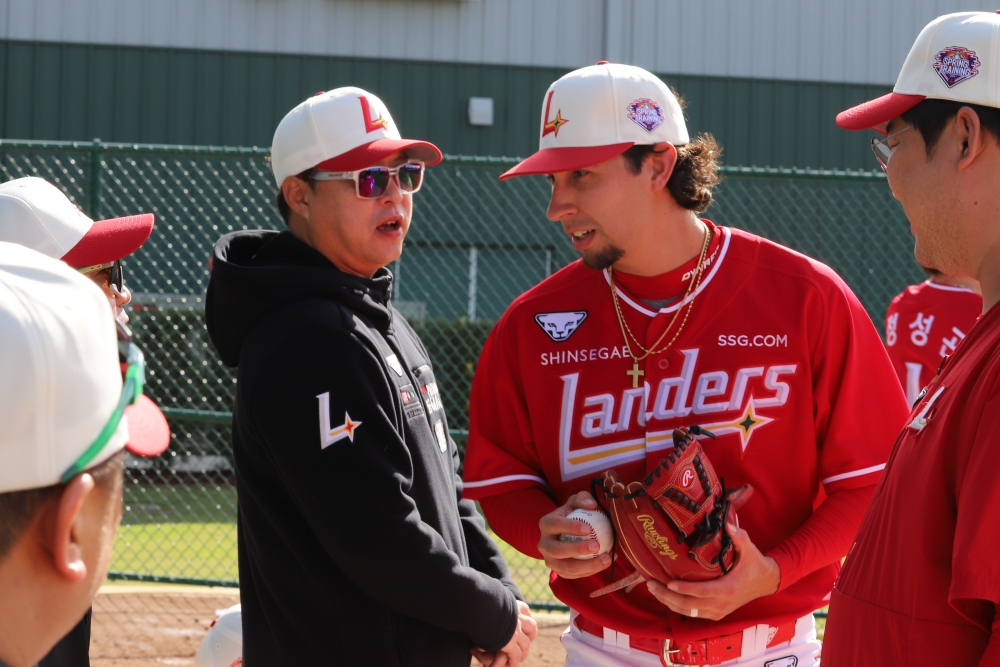 최고구속 151km 쾅!…SSG 새 외인 더거, 첫 불펜피칭 29구 소화 "생각했던 대로 던져 기뻐" (엑스포츠뉴스) - 나무뉴스