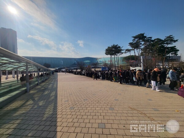 [AGF] 들어올 때도 마음대로가 아니란다...역대 최대 규모의 인파가 몰린 ‘AGF 2023’ 1일차 모습 - 나무뉴스