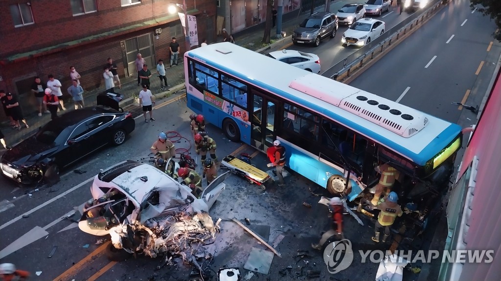 창원 석전사거리 택시 연쇄 충돌 사고 사망자 2명으로 늘어 나무뉴스