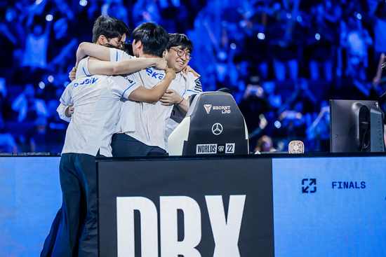 '아트-킨드-아칼리-케틀-애쉬' 창단 첫 우승 차지한 DRX, 우승 스킨은? [롤드컵] - 나무뉴스