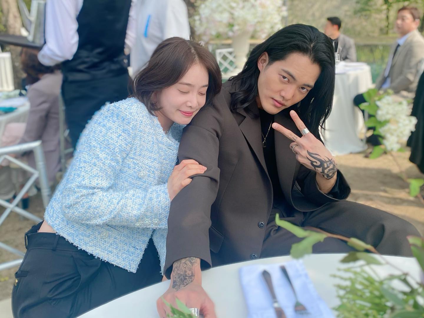 김히어라 박연진 결혼식날 크롭톱 파격 패션 애들이 왕리본을 나무뉴스