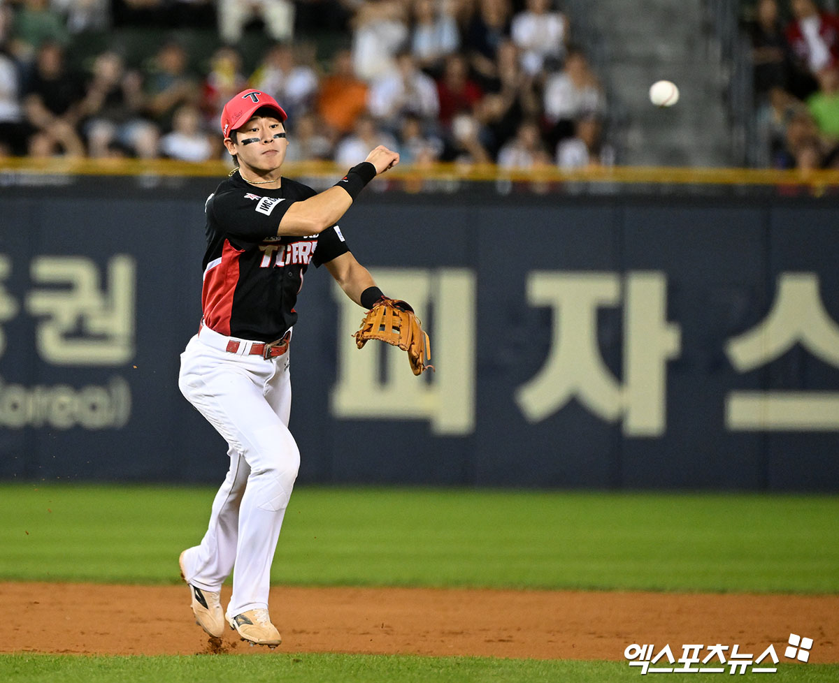 '1루서 허슬 플레이' 박찬호, 결국 손가락 인대 손상…김도영이 리드오프 맡는다 (엑스포츠뉴스) - 나무뉴스