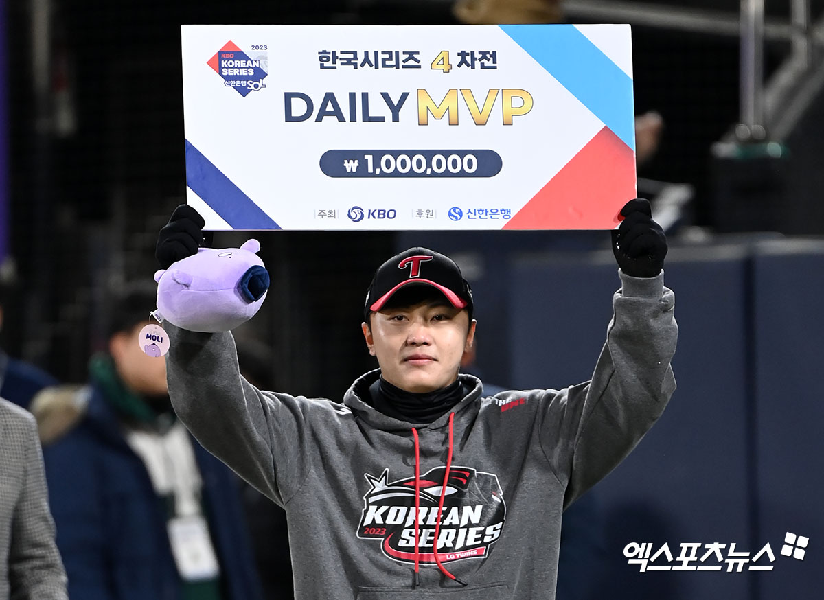 5⅔이닝 1실점 호투+선발승…김윤식 "PS 4년 연속, 이제는 덜 긴장됩니다" [KS4] (엑스포츠뉴스) - 나무뉴스