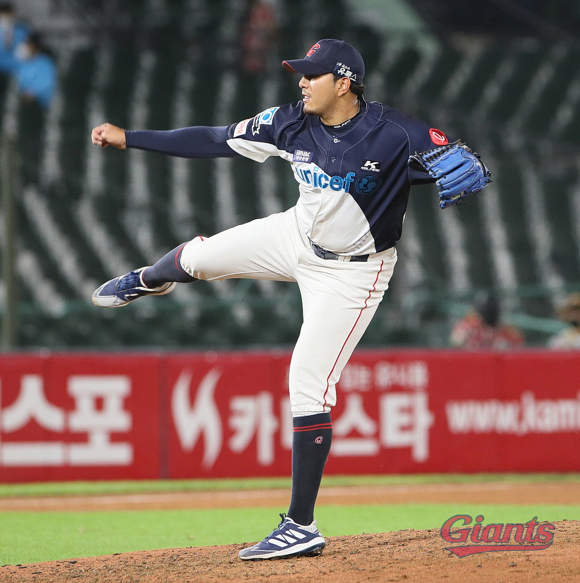 롯데 불펜에 뜬 160km/h…"연투도 준비돼 있다" (엑스포츠뉴스) - 나무뉴스