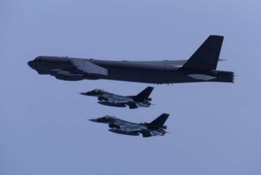 미군 폭격기 B-52, 동해 상공서 日자위대와 공동 훈련 - 나무뉴스