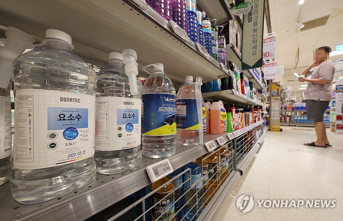 "한번에 10L 요소수 6통 사가더라" "2년 전 대란까지 가겠나" (연합뉴스) - 나무뉴스