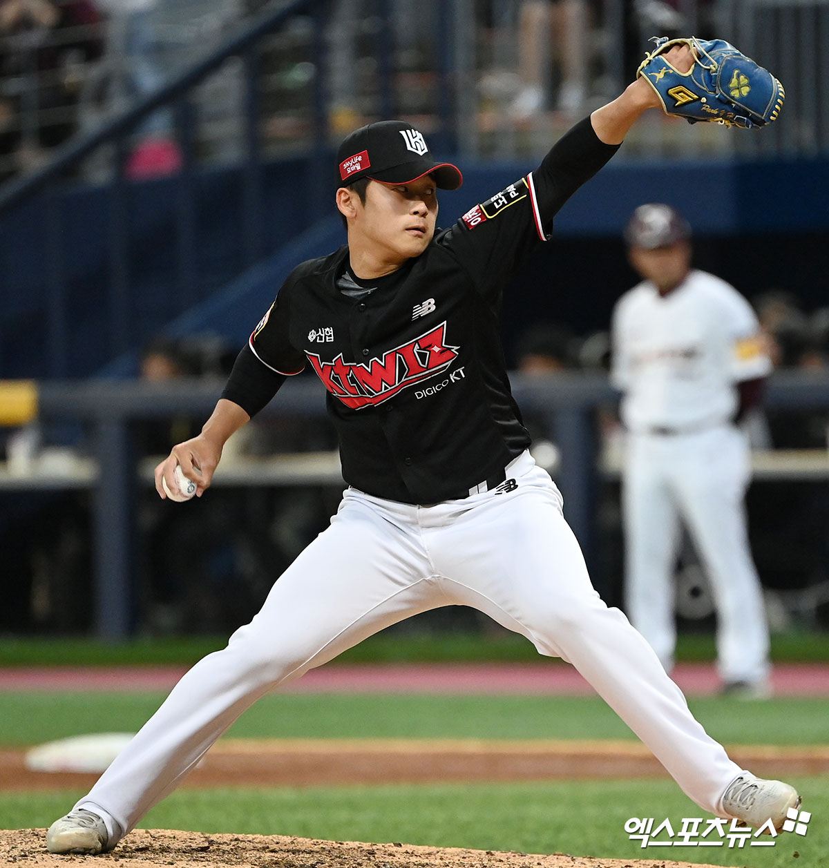 '레벨업 쑥쑥' 강속구 마법사, 최고 구속 155km+25홀드 향해 달린다 (엑스포츠뉴스) - 나무뉴스