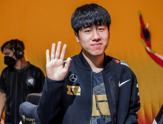 [롤드컵] '갈라' 쇼 발동한 RNG, 압도적인 경기력으로 CFO 격파 (엑스포츠뉴스) - 나무뉴스