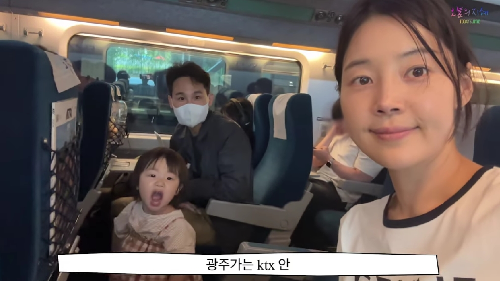 '검사♥' 한지혜, 24개월 딸과 KTX 여행…"순한 편?" 질문에 손사래 - 나무뉴스