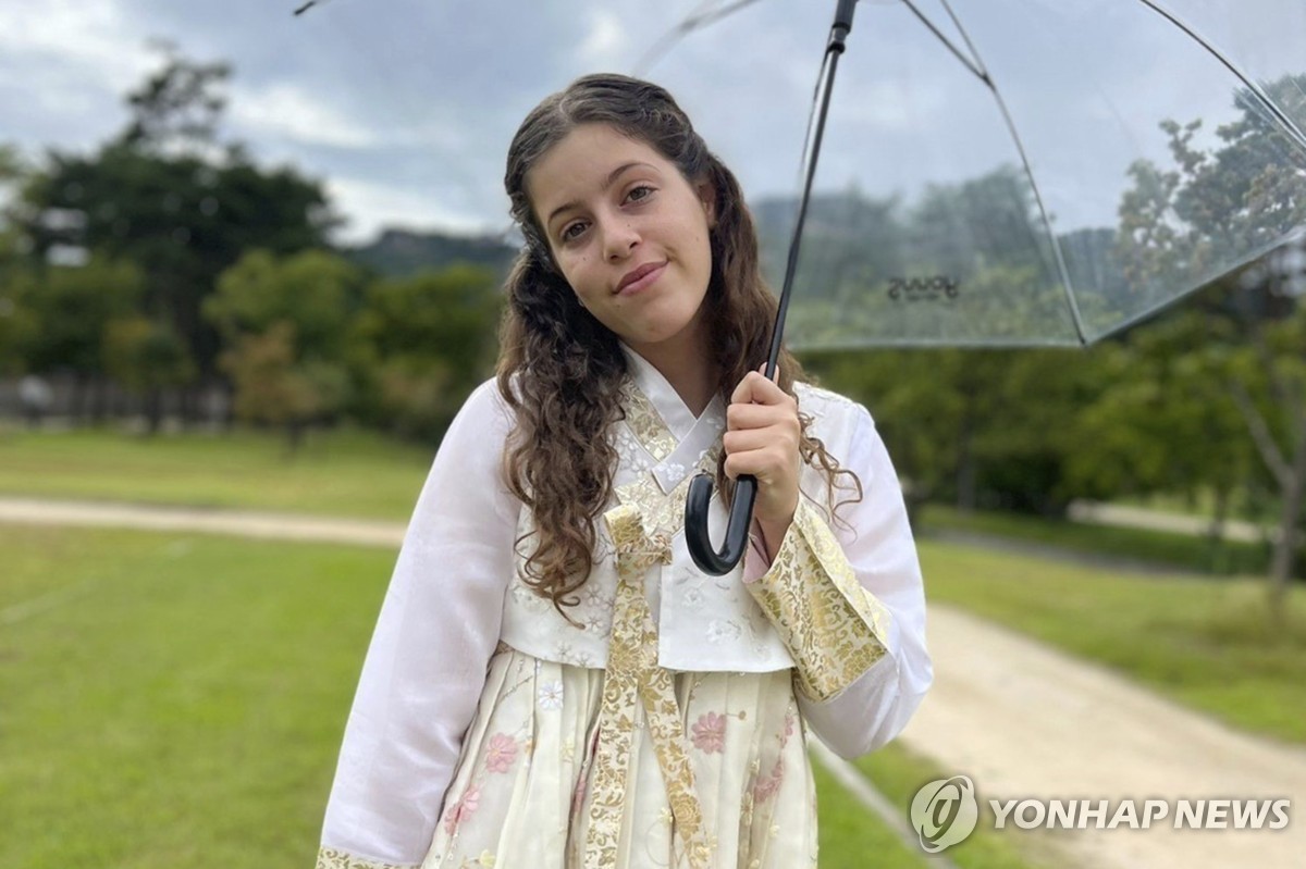 '한복 입고 미소' 13세 이 소녀도 풀려나…엄마는 아직 억류중 (연합뉴스) - 나무뉴스