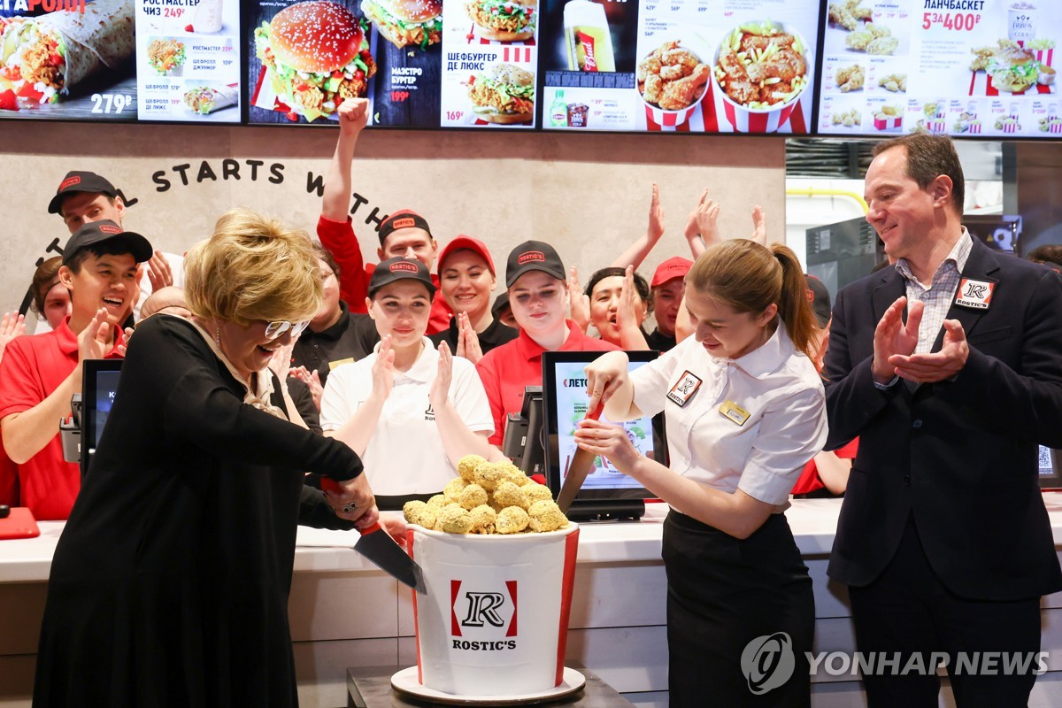 KFC, 러시아 떠났는데 간판은 그대로…"손님 안 올까 봐" - 나무뉴스