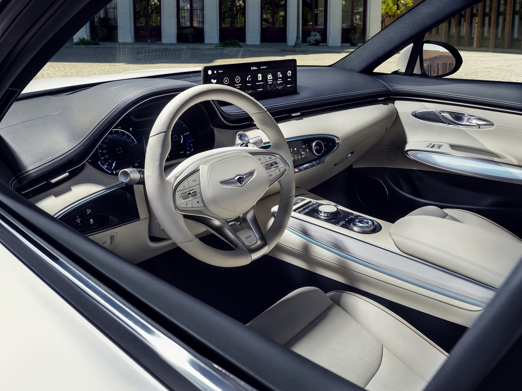 [시승기] 고급스러움에 역동성 더했다…제네시스 GV70 전동화모델 - 나무뉴스